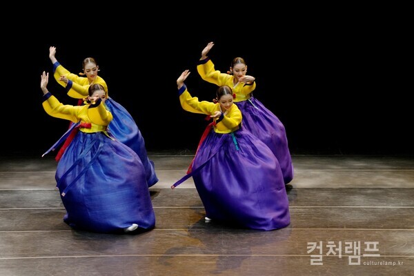 [무용 리뷰] 봄꽃보다 먼저 찾아 온 ‘서울교방’의 '권번춤 나들이'