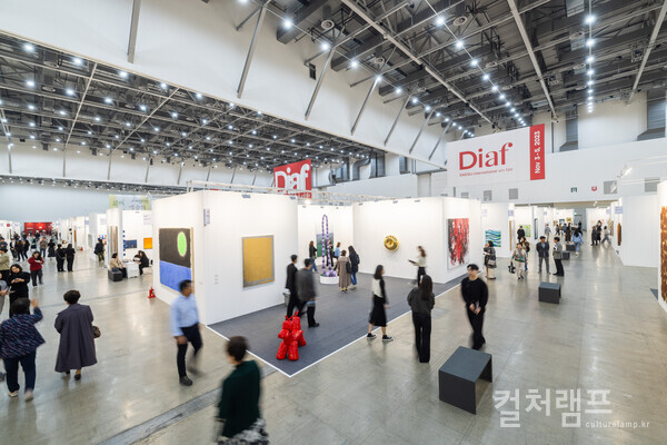 Diaf 2023 , 젊은 작가들 작품 판매 호조로 70억원 매출 기록